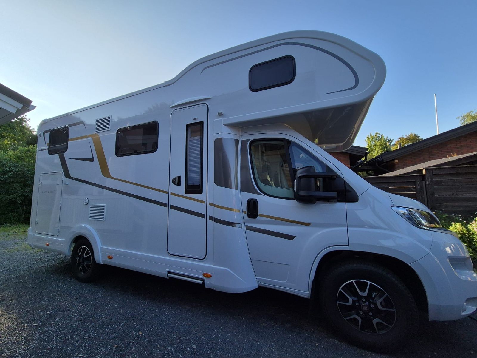Rent motorhome in Vantaa with 6 sleeping spots – MyCamper